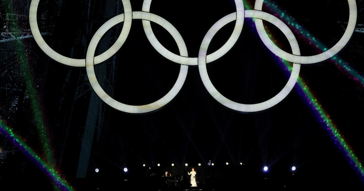 Reaparece la voz de Céline Dion triunfal en lo alto de la torre Eiffel